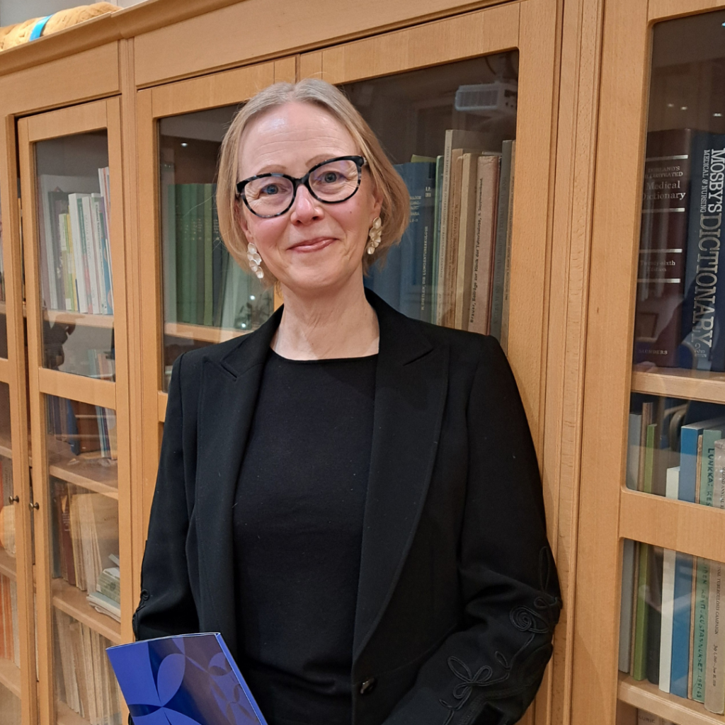 Pääsihteeri Tuula Vasankarin professorin arvonimeä juhlistettiin